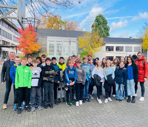 Ehemalige Klasse 6a gewinnt bei Wettbewerb und feiert Erfolg mit Kinobesuch