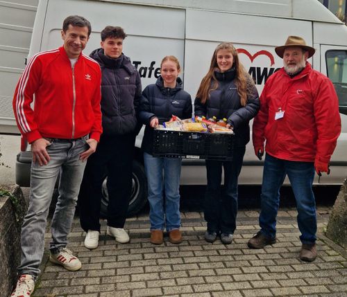Übergabe der Spenden an die Mucher Tafel