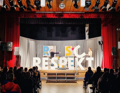 „Respekt für Dich!“ – Schauspieler*innen von „Zartbitter“ zu Gast am AK