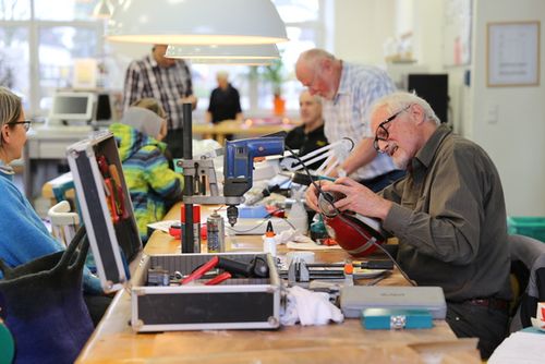Vom Toaster bis zur Bohrmaschine: Gut besuchtes Repair-Café am ...
